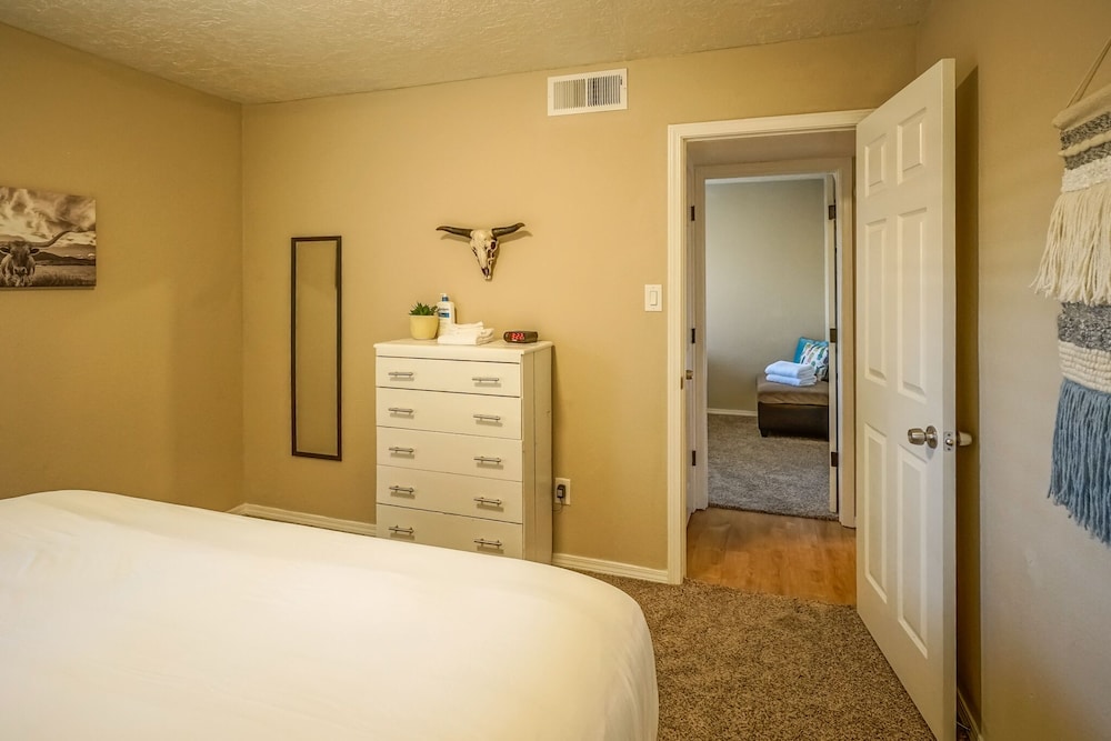 Abq Uptown Condo Near I-40, 2bd/1ba, Ac! - Albuquerque, NM