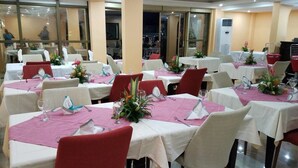 Pequenos-almoços, almoços e jantares servidos 
