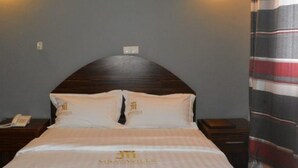 Quarto Duplo Standard | Secretária, cortinas/cortinados opacos, Wi-fi grátis 