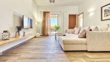 Villa Comfort, 5 quartos, piscina privativa | Sala de estar | Televisor de ecrã plano de 32 polegadas com canais via satélite