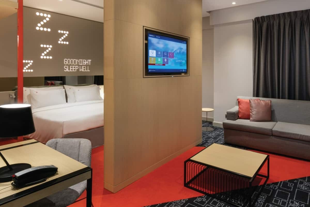 Quarto Executivo (Urban) | Cofre no quarto, com mobília individualizada, secretária