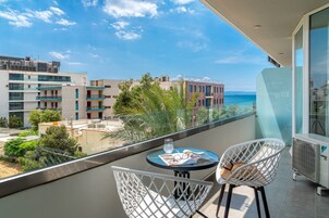 Suíte luxo, vista parcial para o mar | Vista da sacada