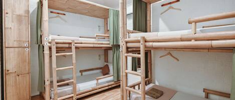 Quarto com beliche, guarda-roupa e cabideiro.