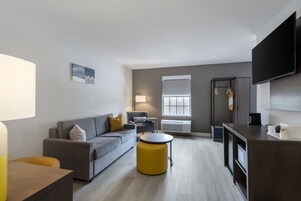 Suite, 1 cama king-size, não fumadores | Secretária, cortinas/cortinados opacos, ferro/tábua de engomar 