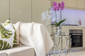 Loft Executivo, vista para o parque | Cozinha privada | Um frigorífico/congelador grande, um micro-ondas, um forno 