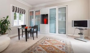 Chic Afro-Mod 2 Rooms Suite | Sala de estar | TV de ecrã plano, Netflix
