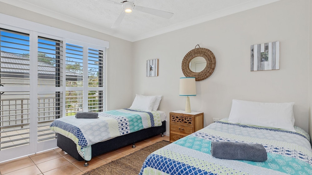 Shoreline 3 Beach Front Apartment - Hastings Point