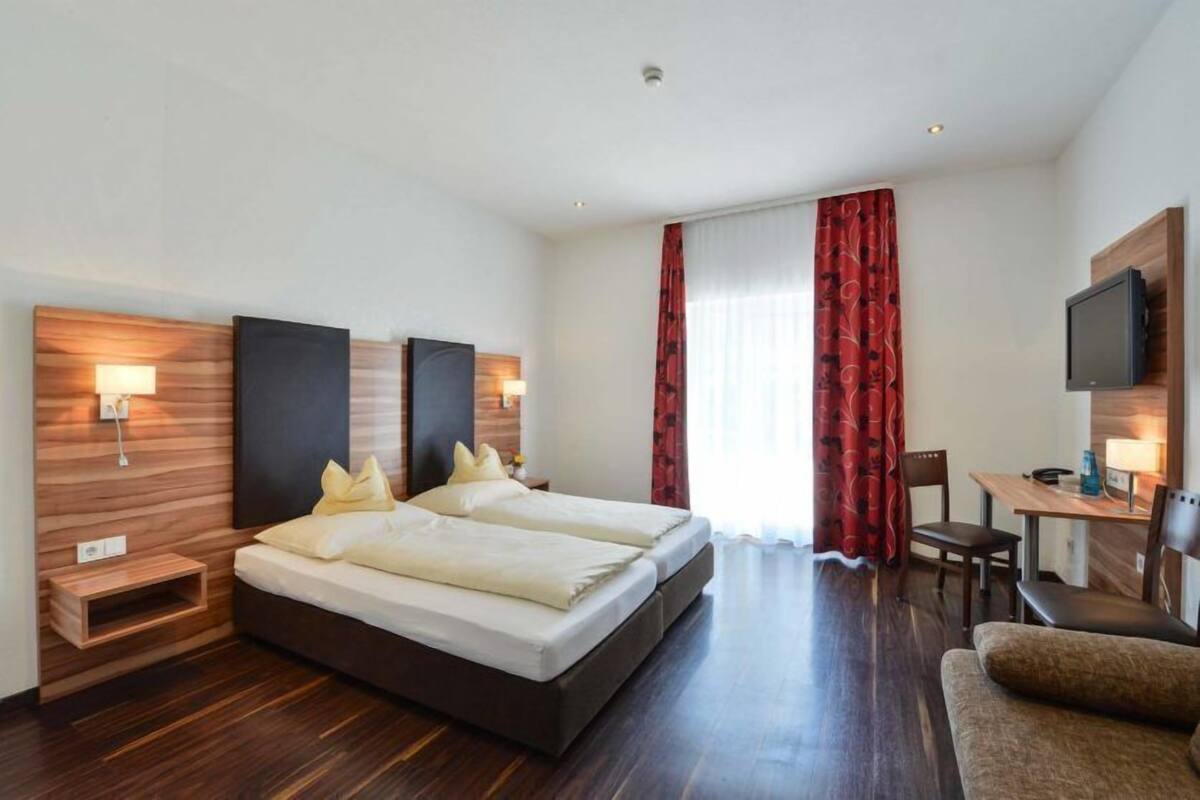 Quarto casal conforto | Escrivaninha, Wi-Fi de cortesia, roupa de cama