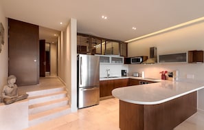 Apartamento | Cozinha privada | Um frigorífico, um forno, uma placa de cozinha, uma cafeteira/bule 