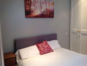 Quarto casal ou duplo, 2 camas de solteiro, acessível, para não fumantes | 8 quartos, cofres nos quartos, ferros/tábuas de passar roupa