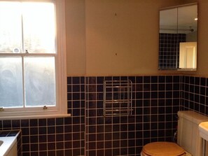 Quarto casal ou duplo, 2 camas de solteiro, acessível, para não fumantes | Banheiro | Chinelos 