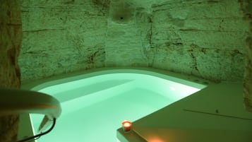 Banheira de hidromassagem interior