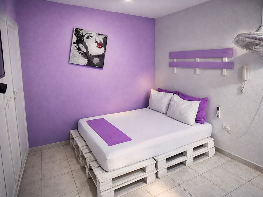 Quarto casal design, 1 cama de casal, para não fumantes | Frigobar, espaço de trabalho para notebook, quartos à prova de som