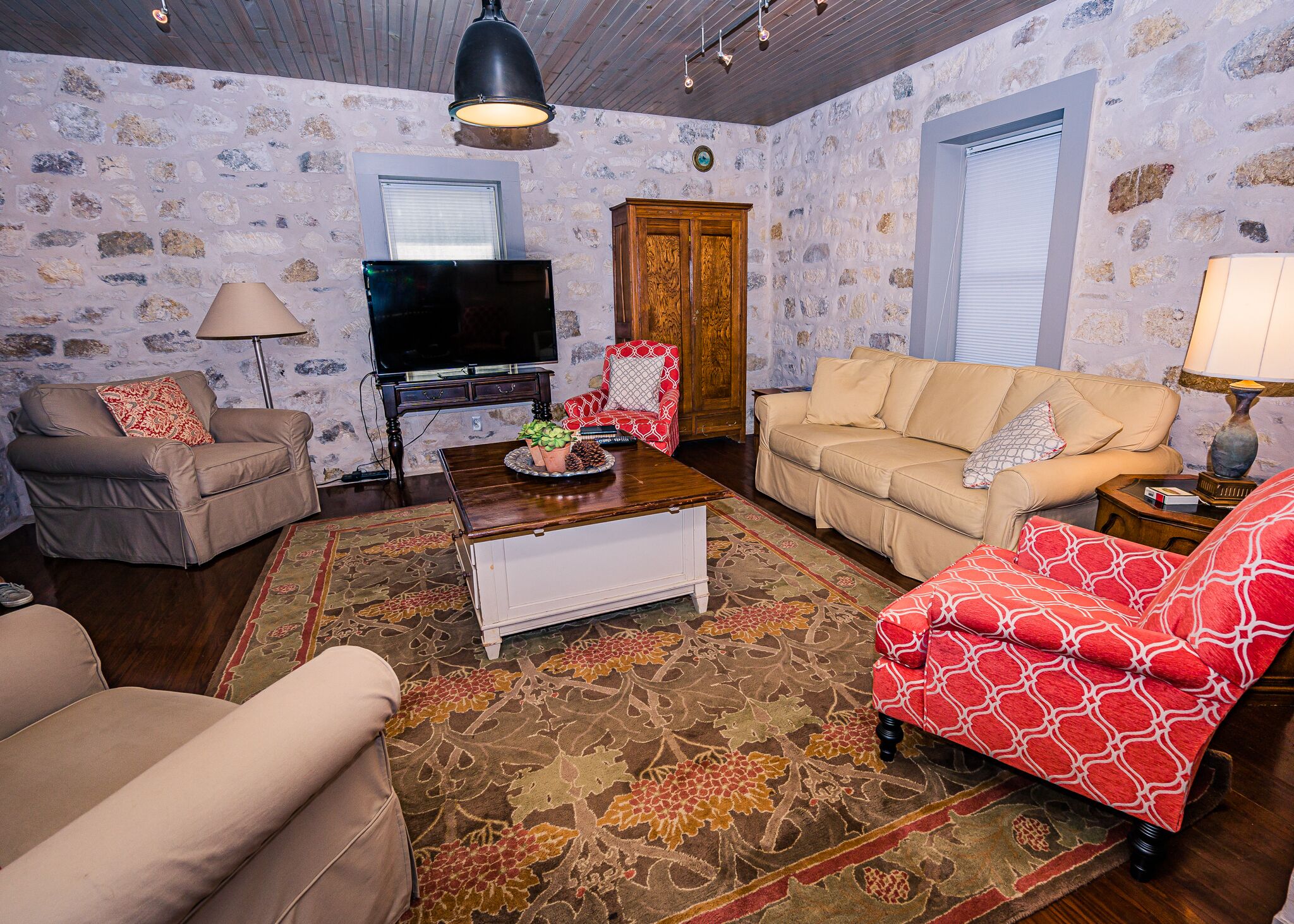 Secluded Farmhouse, Vineyard On 4 Acres, Near Wineries, Shaded Yard & Ev Charger - Luckenbach, TX