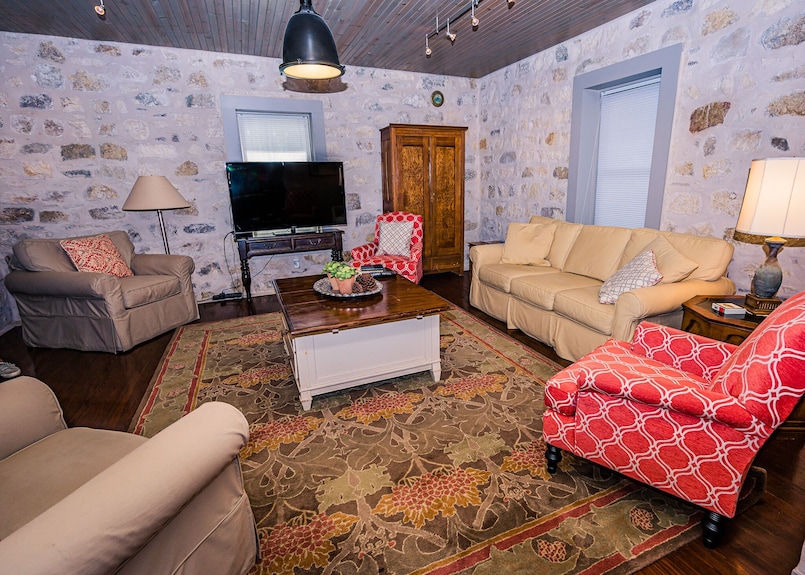 Secluded Farmhouse, Vineyard On 4 Acres, Near Wineries, Shaded Yard & Ev Charger - Texas