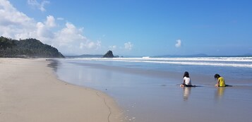 Na praia, praia de areia branca, bares na praia 
