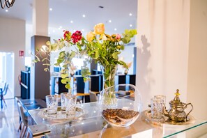 Café da manhã com buffet todos os dias mediante uma taxa