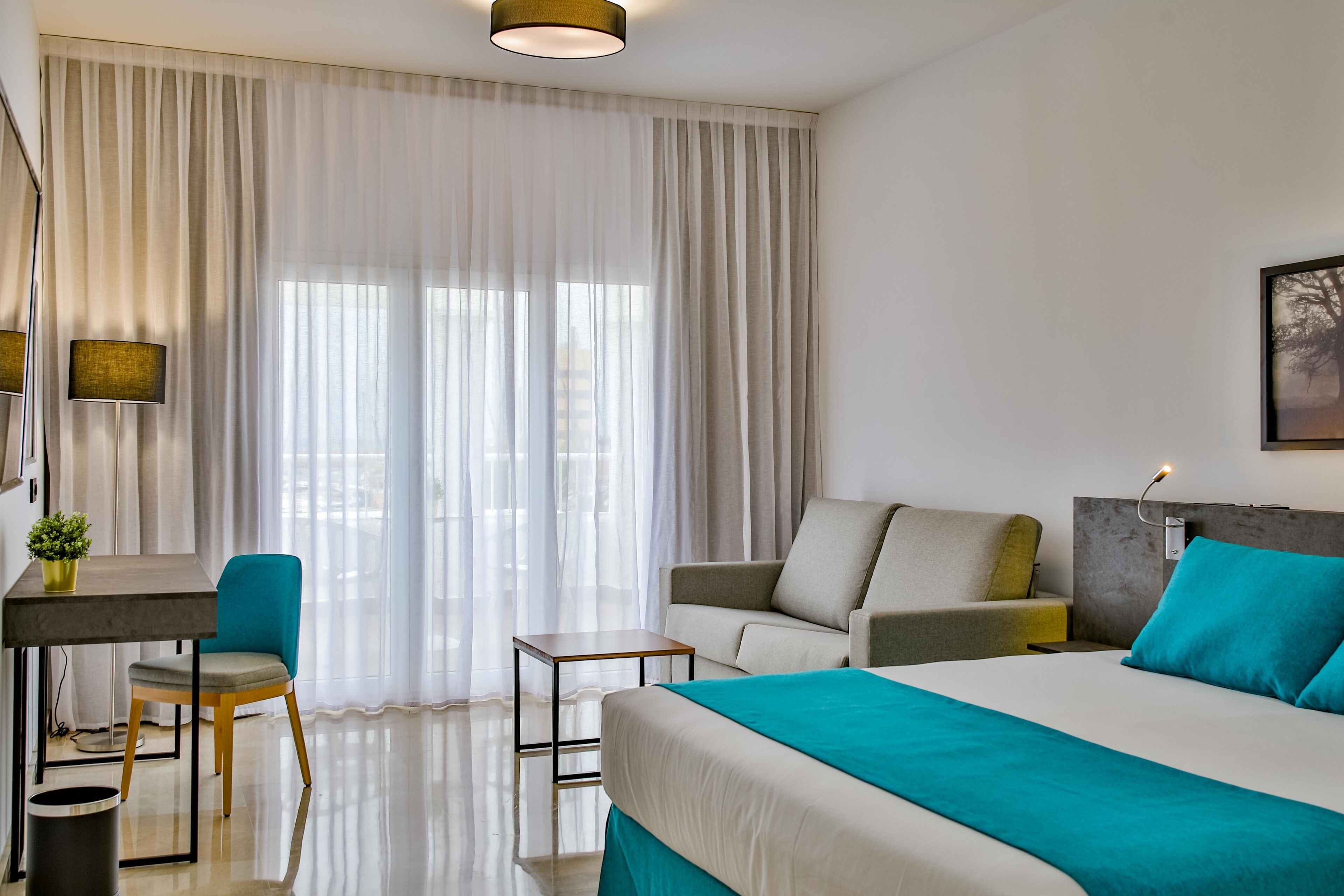 Frigobar, cofres nos quartos, escrivaninha, Wi-Fi de cortesia