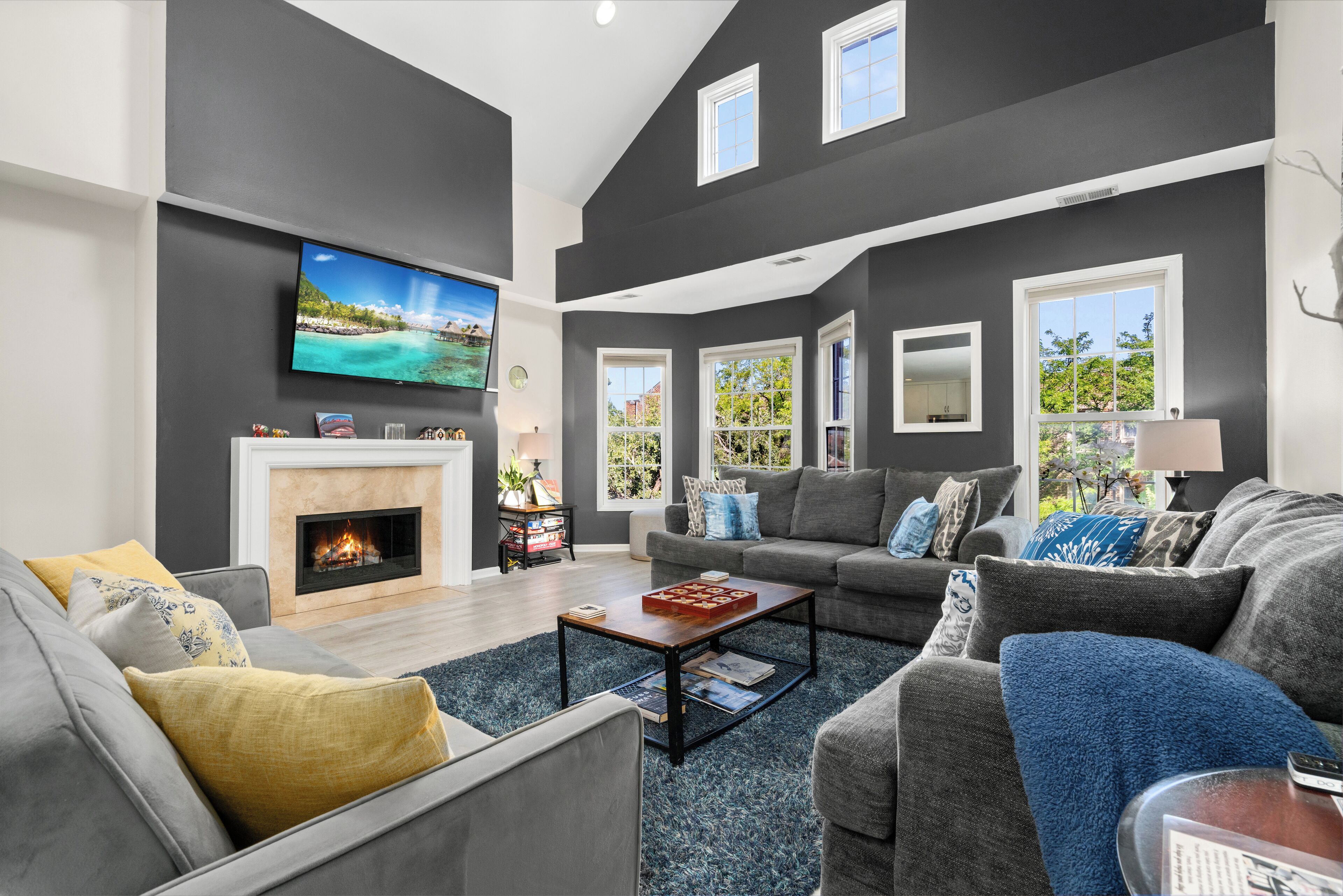 Dramatic Wrigley Loft +Private Rooftop, Center Of Wrigley, Ranked Guest Favorite - Chicago, IL