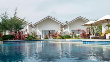 Piscina exterior, espreguiçadeiras