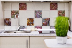 Suite de Luxo, não fumadores | Cozinha privada | Um frigorífico, uma placa de cozinha, uma chaleira elétrica 