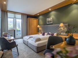 Quarto casal, sacada | Cofres nos quartos, escrivaninha, quartos à prova de som