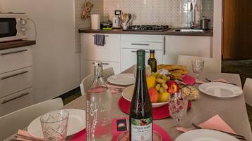 Apartamento, 2 quartos, terraço | Cozinha privada | Geladeira grande, micro-ondas, fogão, cooktop