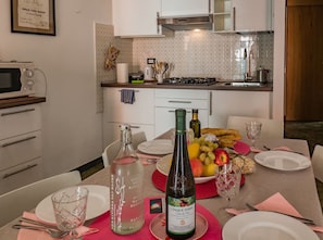 Apartamento, 2 quartos, terraço | Cozinha privada | Geladeira grande, micro-ondas, fogão, cooktop