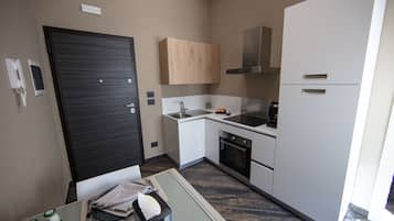 Apartamento Deluxe | Cozinha privada | Um frigorífico/congelador grande, um forno, uma placa de cozinha