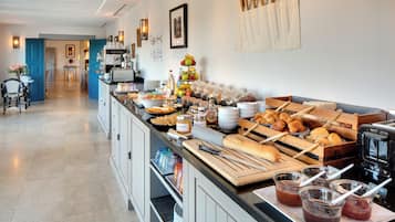 Pequeno-almoço tipo buffet diário (22 EUR por pessoa)