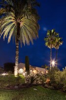 Fachada do alojamento (tarde/noite)