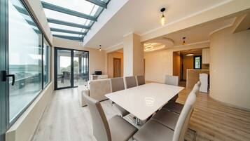 Panoramic Apartment, 3 Bedroom - Becici, 18 jul bb | 1 quarto, individualmente decorados, individualmente mobiliados