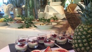 Café da manhã com buffet todos os dias mediante uma taxa