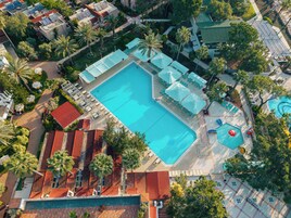 4 piscinas exteriores, da(s) 9:00 à(s) 18:00, guarda-sóis 