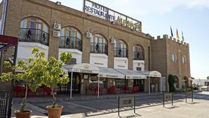 Hotel com várias alas, incluindo restaurante, café e serviços hoteleiros.