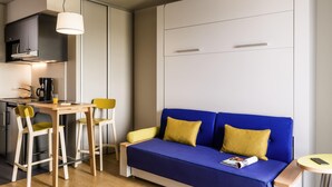 Estúdio, 1 cama de casal e sofá-cama | Cofre no quarto, secretária adequada para computadores portáteis 
