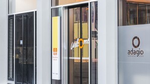 Um hotel-apartamento Adagio Access, com grandes portas de vidro e fachada moderna.
