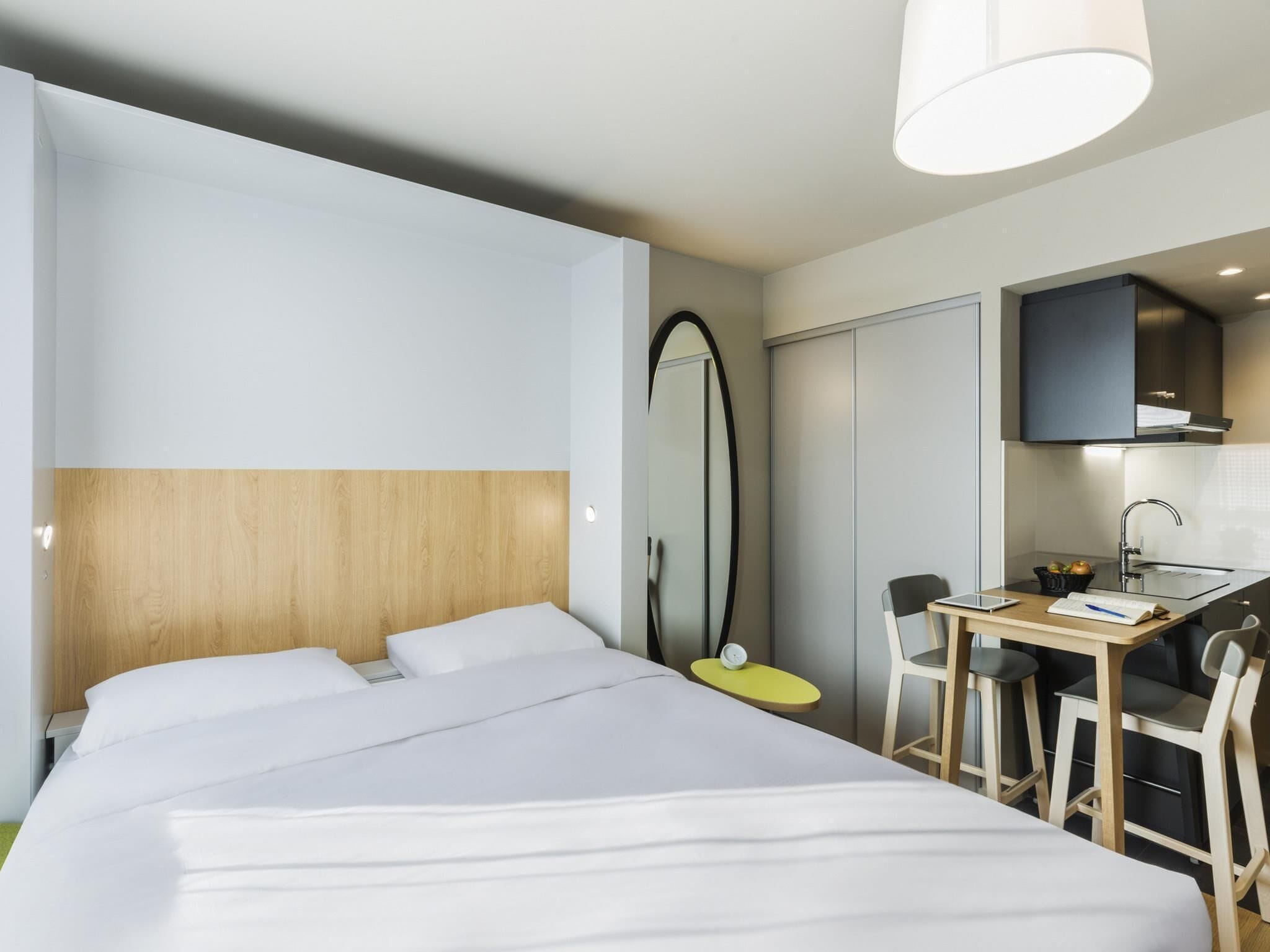 Estúdio, 1 cama de casal | Cofres nos quartos, individualmente decorados