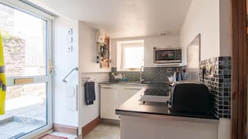 Quarto casal, suíte (Dart Studio) | Cozinha privada | Chaleira elétrica, talheres/pratos/utensílios de cozinha