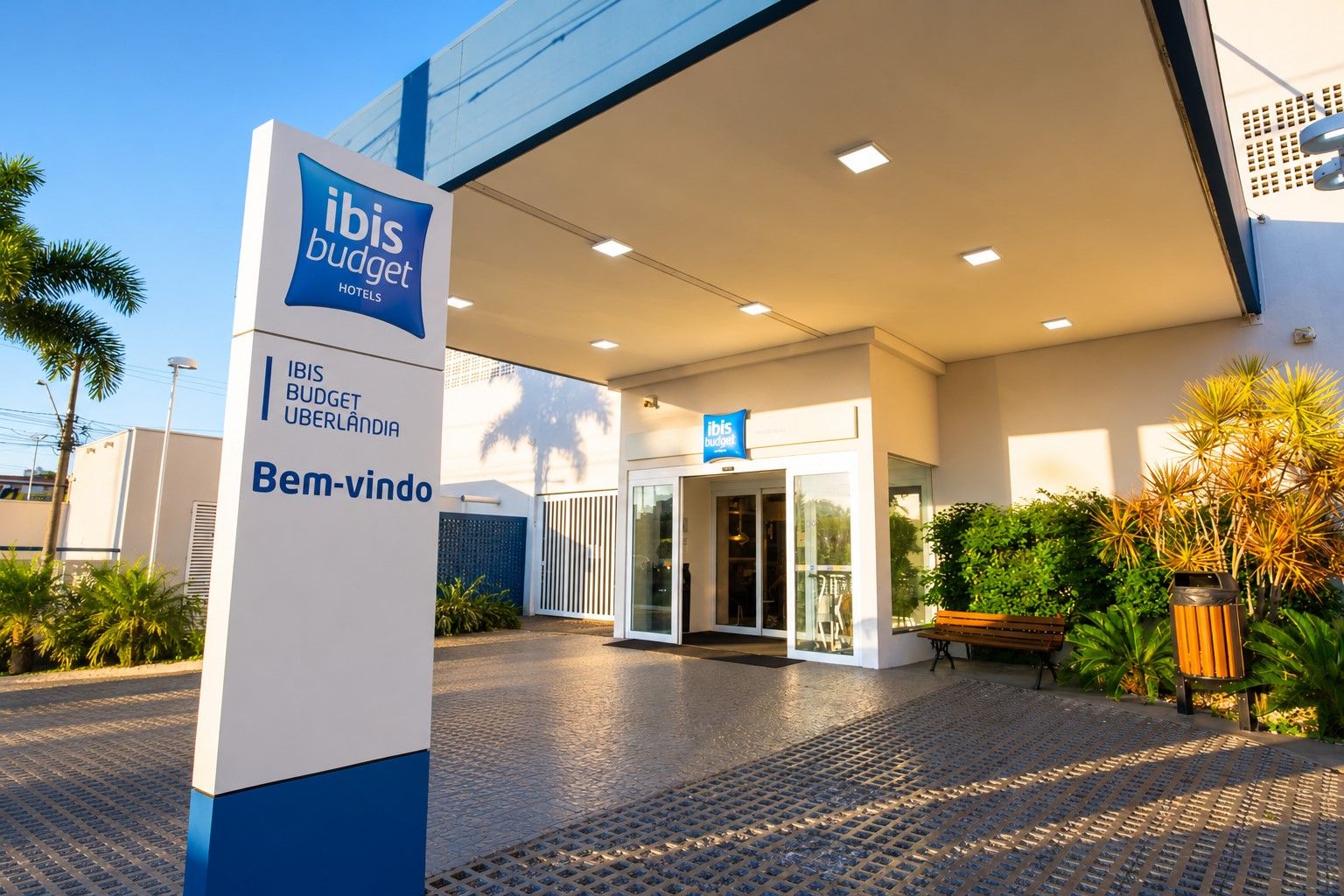 Entrada para um hotel com a placa indicando 'IBIS BUDGET HOTELS' e 'IBIS BUDGET UBERLANDIA'.