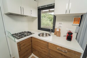 Trailer luxo | Cozinha privada | Geladeira, cafeteira/chaleira, chaleira elétrica