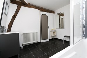 Quarto Familiar | Casa de banho | Artigos de higiene pessoal grátis, um secador de cabelo 