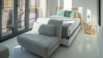 Quarto Deluxe (Ribeira) | 1 quarto, com decoração personalizada, com mobília individualizada