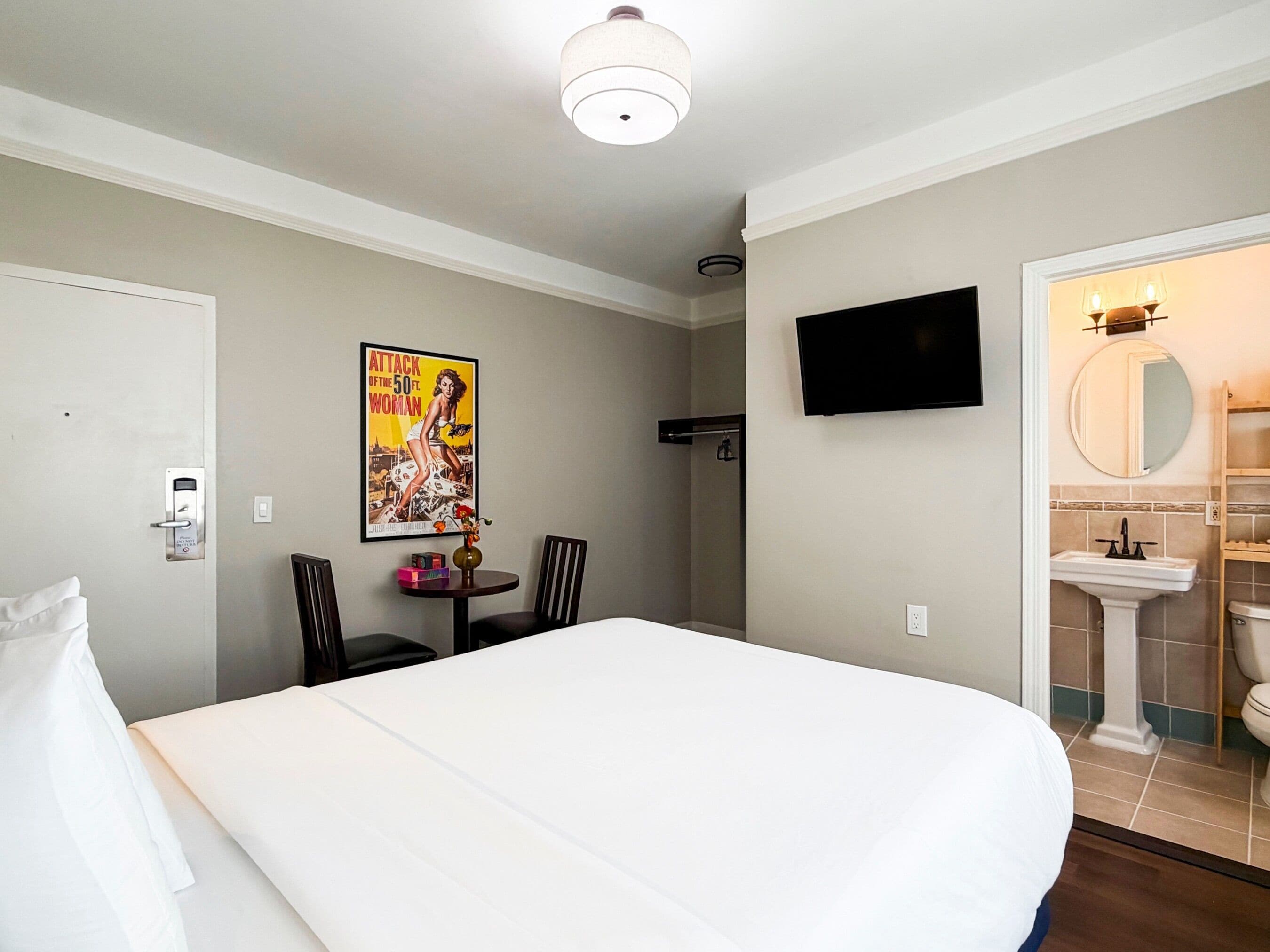 Quarto standard, 1 cama Queen | Cofres nos quartos, cortinas blackout, ferros/tábuas de passar roupa