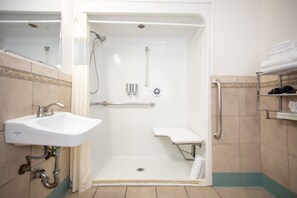 Standard Room, 1 Queen Bed, ADA | Banheiro | Chuveiro, secador de cabelo, toalhas de banho 