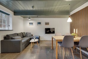 Apartamento família, várias camas (25D) | Área de estar | Pisos aquecidos