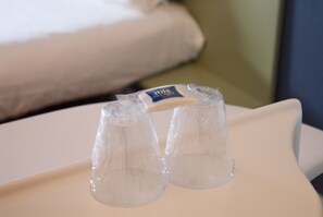 Chuveiro, produtos de toalete biodegradáveis, toalhas de banho 