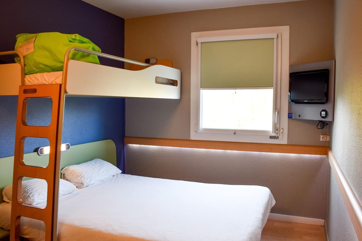 Quarto triplo, várias camas | Roupas de cama premium, camas Tempur-Pedic, escrivaninha