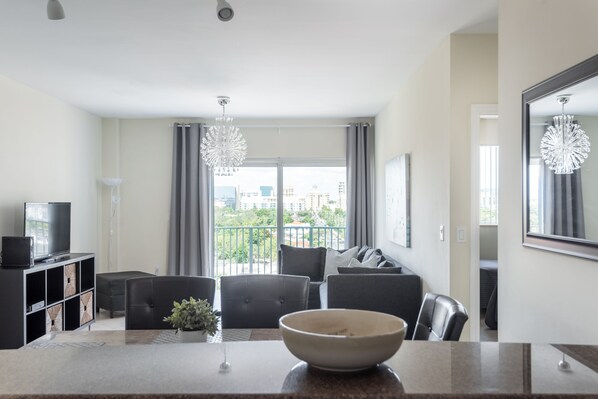 Apartamento Comfort, várias camas, não fumadores, Vista para a cidade | Sala de estar | TV de ecrã plano