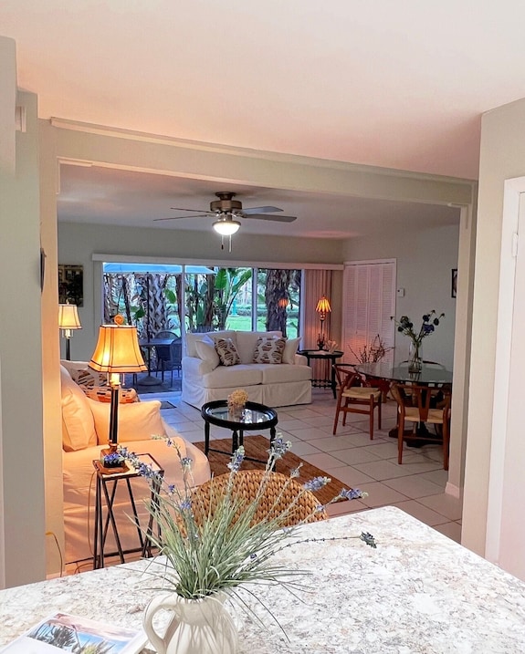 Romance On 3rd St South Old Naples - Naples, FL